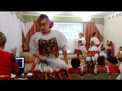 Russian kindergarten. Children's traditional folk dance.