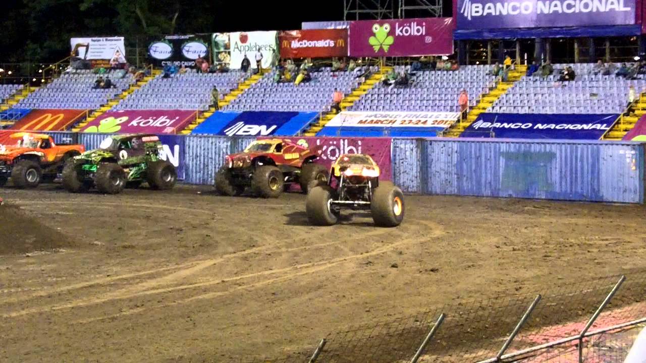 MONSTER JAM 2011 Costa Rica - Maximum Destruction vs Monster Mutt - YouTube
