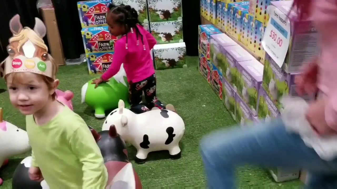 Bug rides on the FARM HOPPERS| FARM HOPPERS toy animals - YouTube