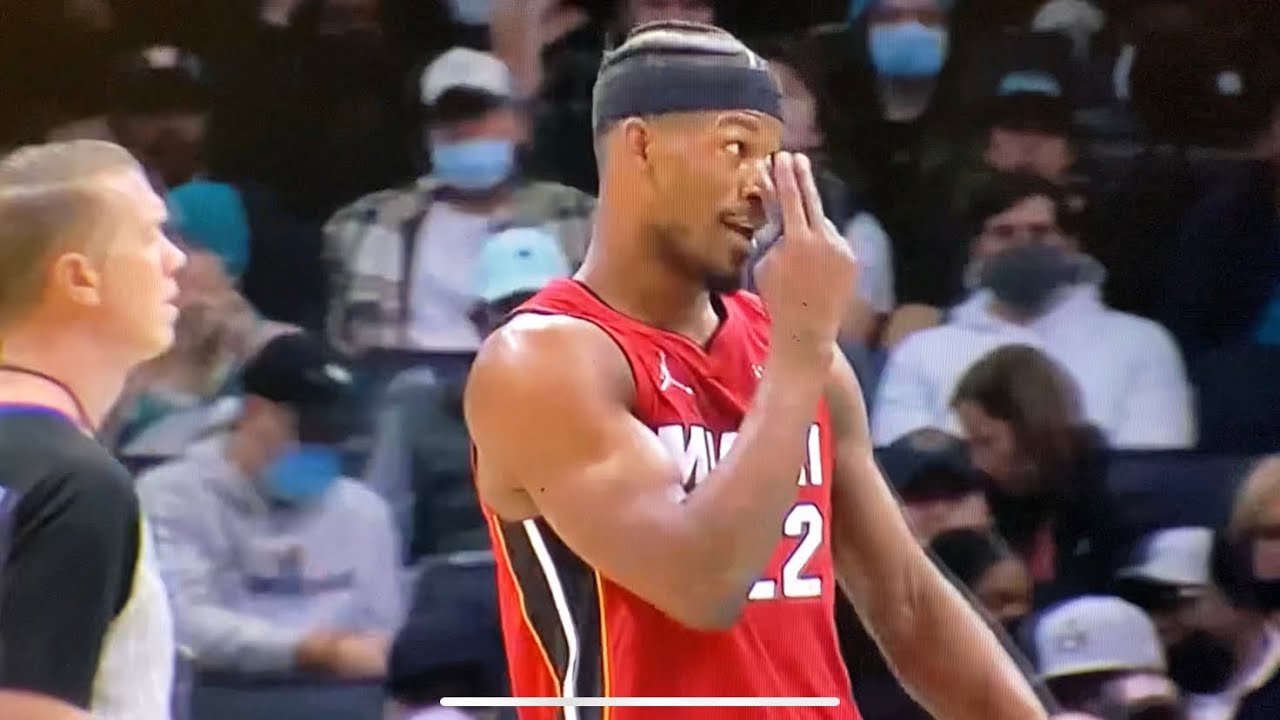 Jimmy Butler says to the ref “I’m watching you” - YouTube