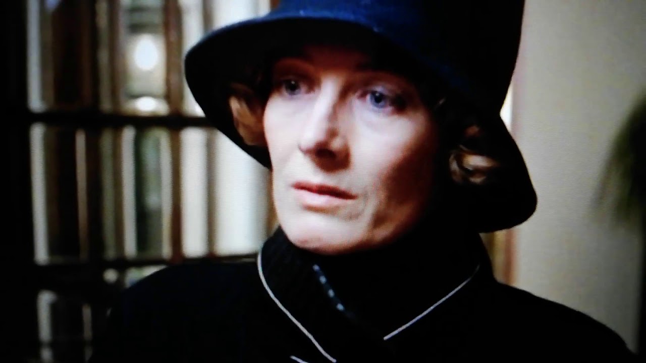 Agatha (1979) - arrival in Harrogate - YouTube