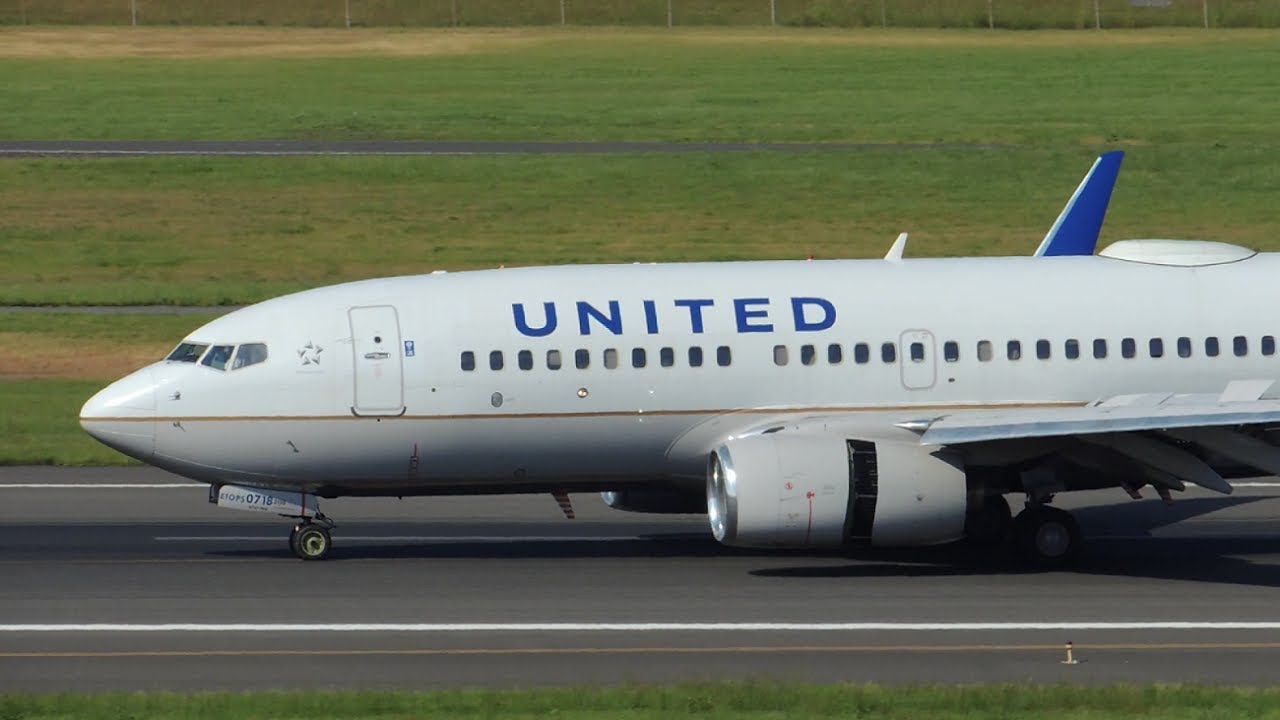 United Airlines Boeing 737-700 [N13718] landing in PDX - YouTube
