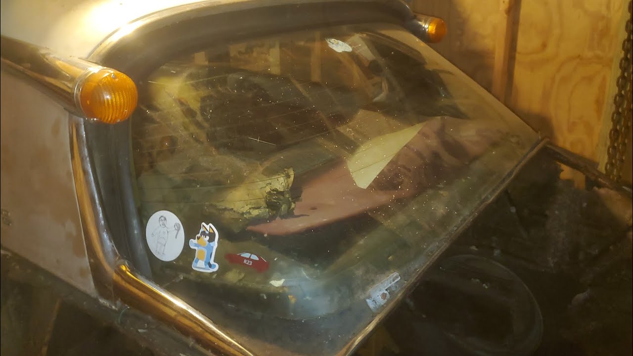 Citroën DS rear window removal - YouTube