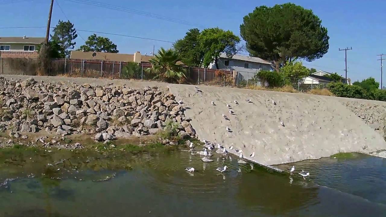 Flying Simi Valley Wash For The First Time With My Syma X8HG. - YouTube