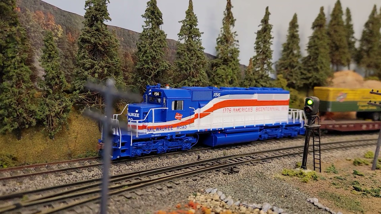 ScaleTrains MILW Bicentennial at Jeff Traintime's Layout 12-11-21 - YouTube