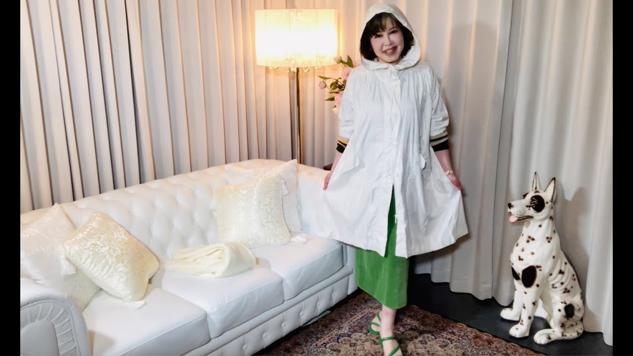 over 50 outfit 【春色のセーターと白いスプリングコート／Spring-colored sweater and White ...