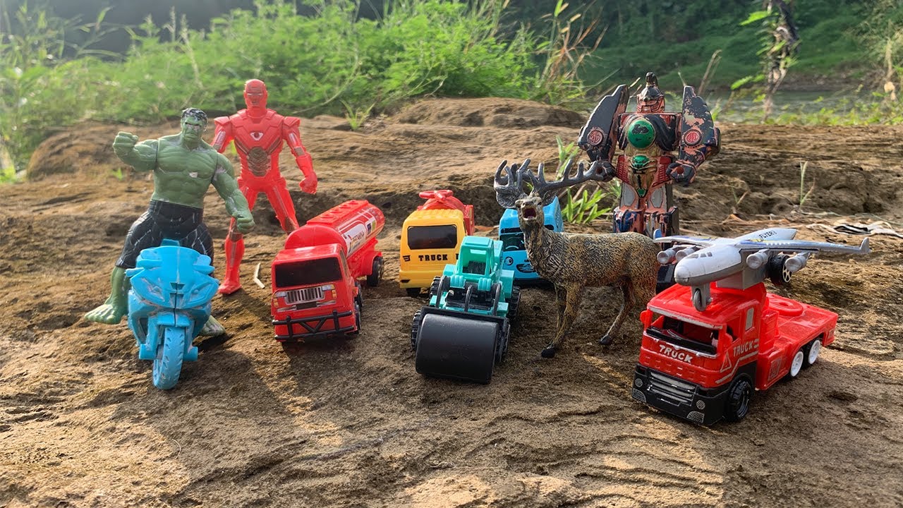 Mencari Mainan Di Pinggir Sungai,Mobil Balap,Mobil Derek,Hulk,Ironmen ...