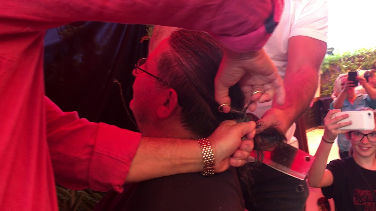 Vince Garreffa haircut, video by Clare McAlaney - YouTube