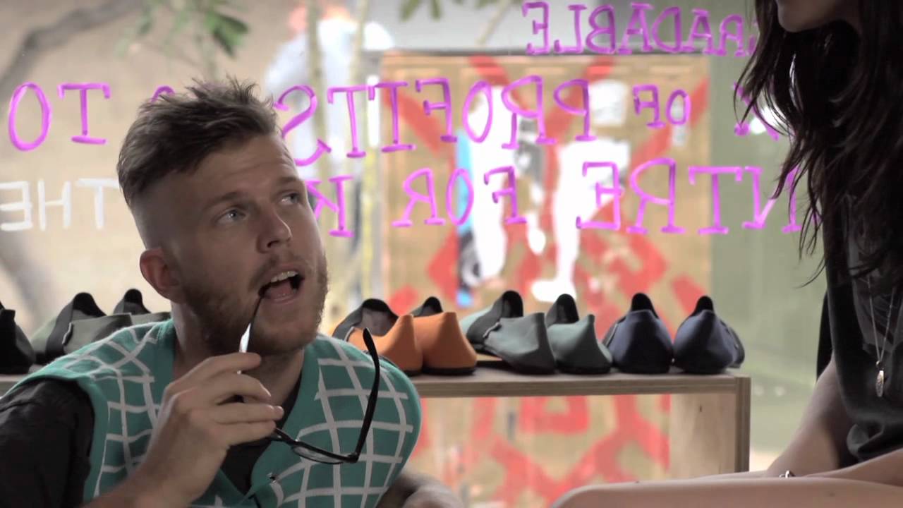 BONDI HIPSTERS - Awkward Shoe Shopping - YouTube