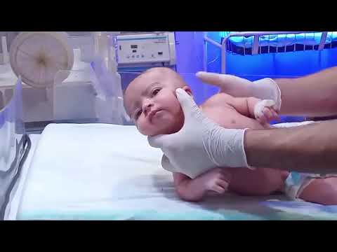Hungry baby ready for bottle feeding #nicucarewithmr_ahmad #sonakshichildrenhospitalandivfcenter 
