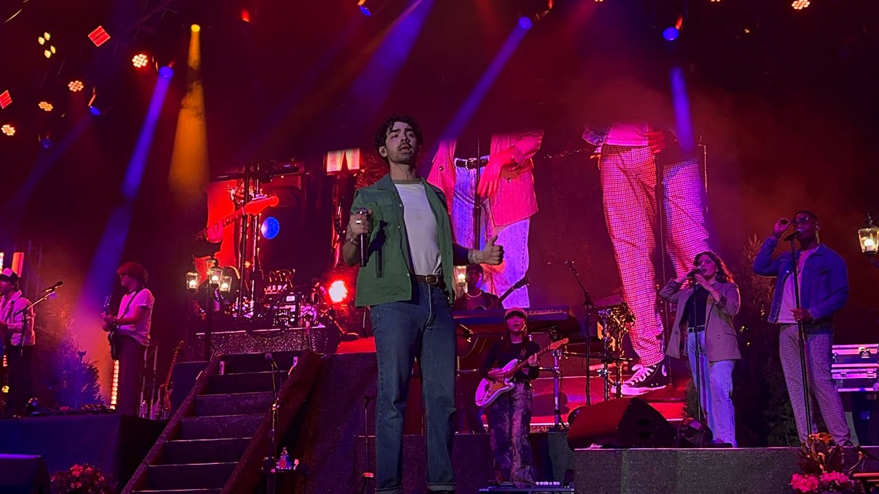 Joe Jonas Performs “Burnin’ Up” LIVE at Universal Orlando Mardi Gras ...
