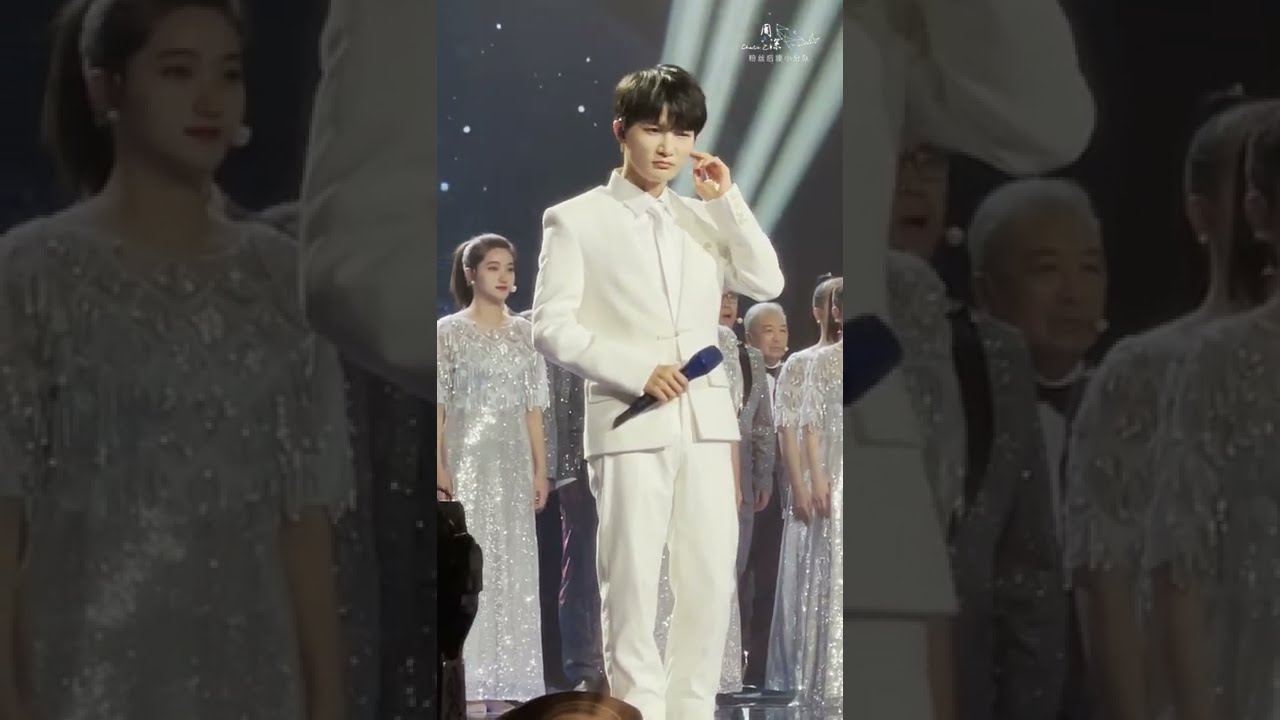 20220201 周深 Charlie Zhou Shen 杨洪基 Yang Hongji 《错位时空》Live｜2022江苏卫视春晚_右前 ...