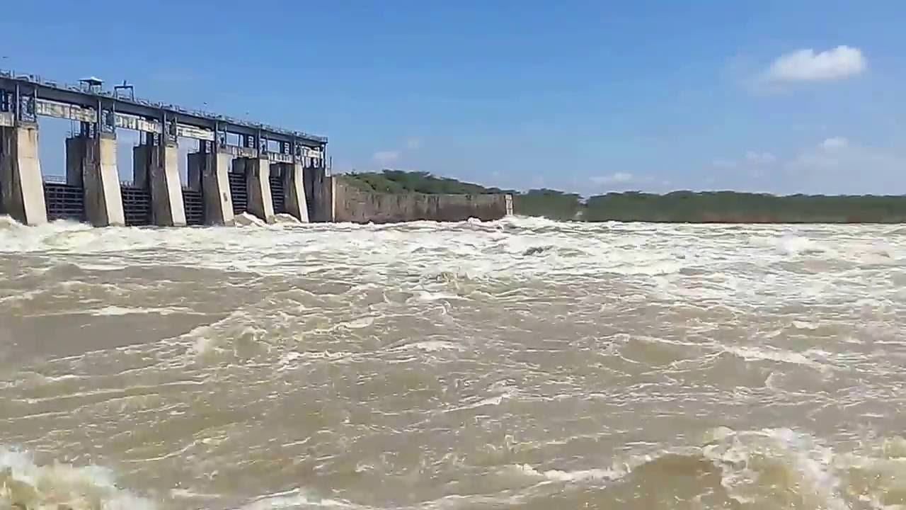 MANJEERA DAM opened gates - YouTube