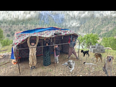 Setting up a nomadic tent in a dangerous mountain storm (surviving in heavy rain)