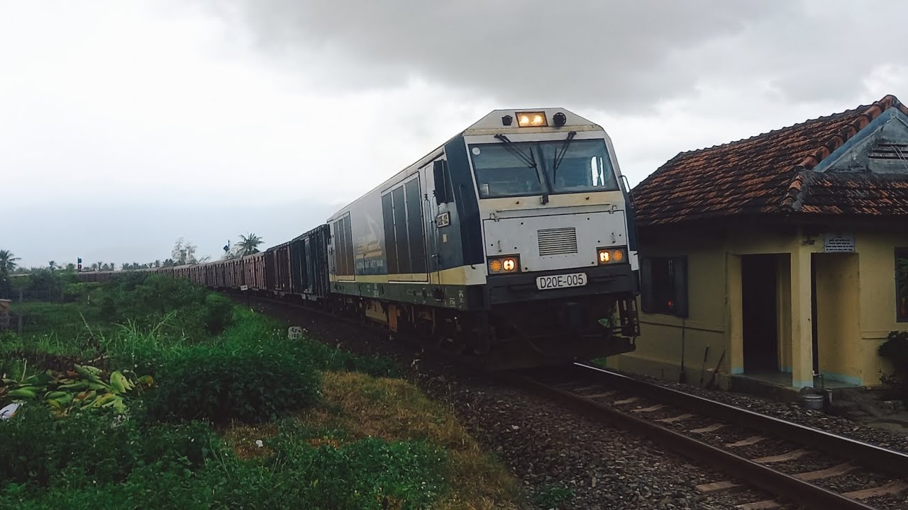 Đầu máy Đức D20E-005 kéo tàu HH84 qua chắn Ninh Hoà (11:27 | 15 - 2 ...