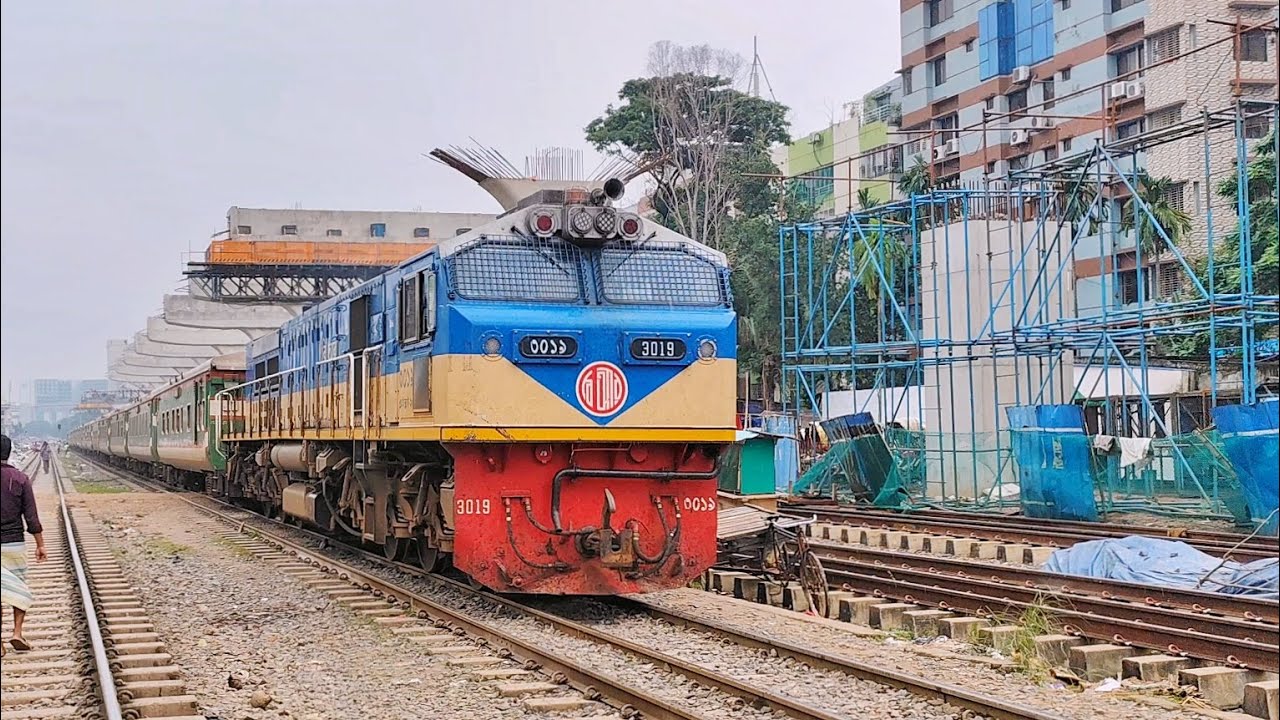 Burimari Express passing through the Rain with a loud Horn | EMD 3019 ...