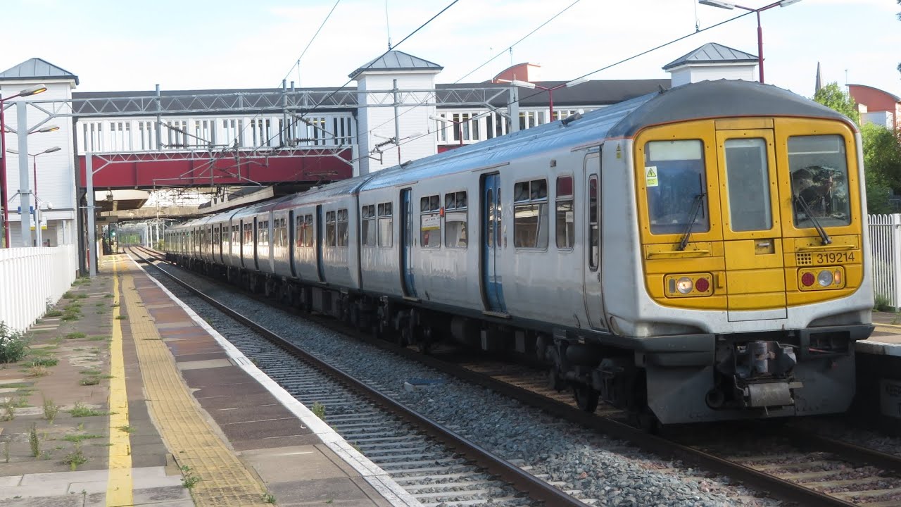 Class 319 departing Harrow & Wealdstone for Tring - YouTube
