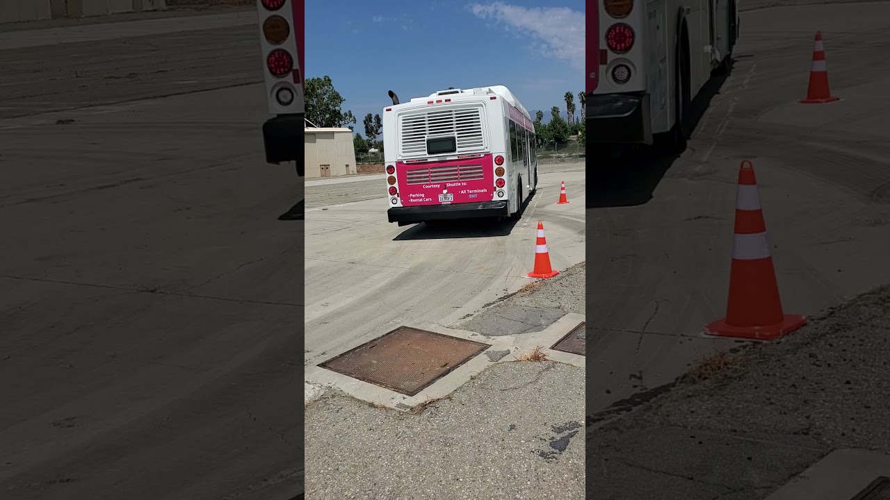 Parallel parking a bus ( Gary ) - YouTube