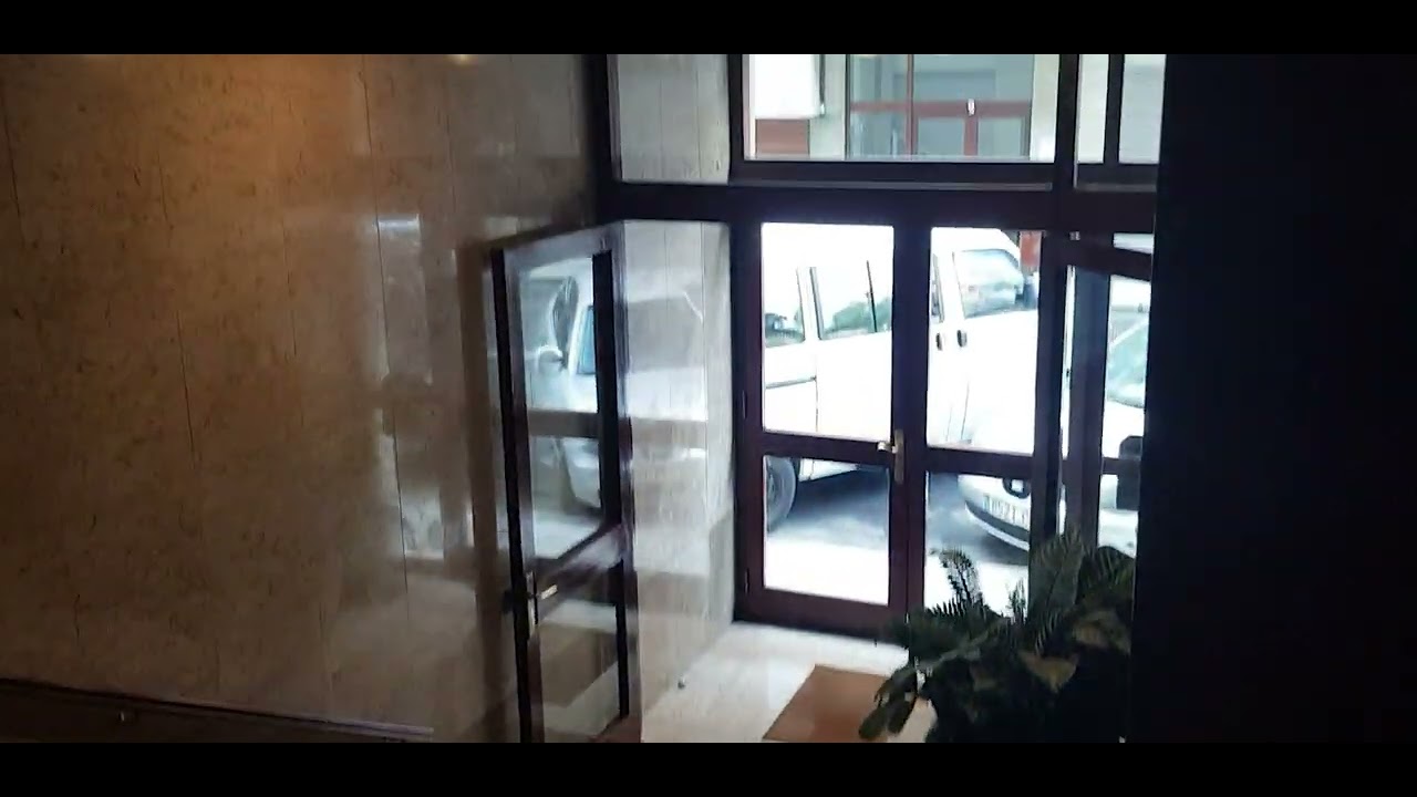 Asi es un portal de casa en España - YouTube