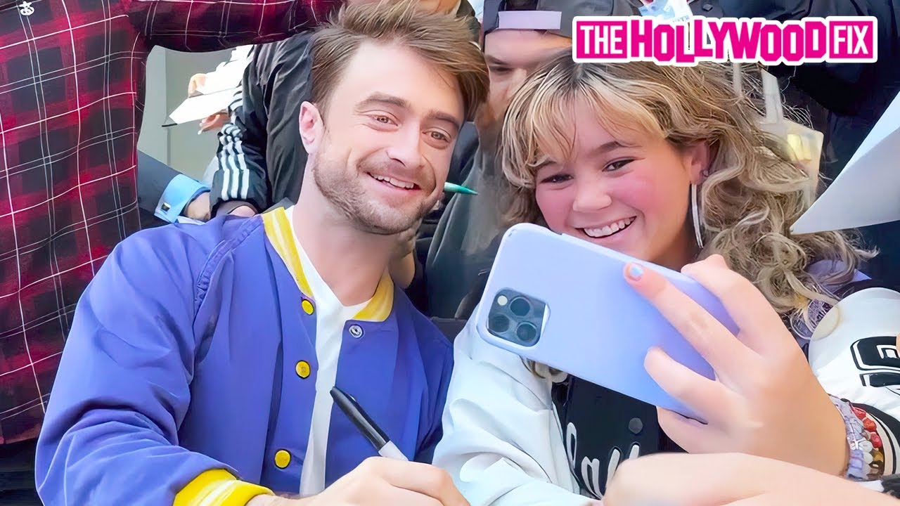 Daniel Radcliffe Signs Autographs For A Mob Of Harry Potter Fans While ...