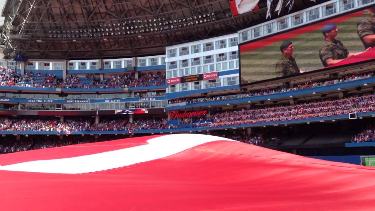 Giant Canadian Flag - Toronto Blue Jays Canada Day 2014 - YouTube