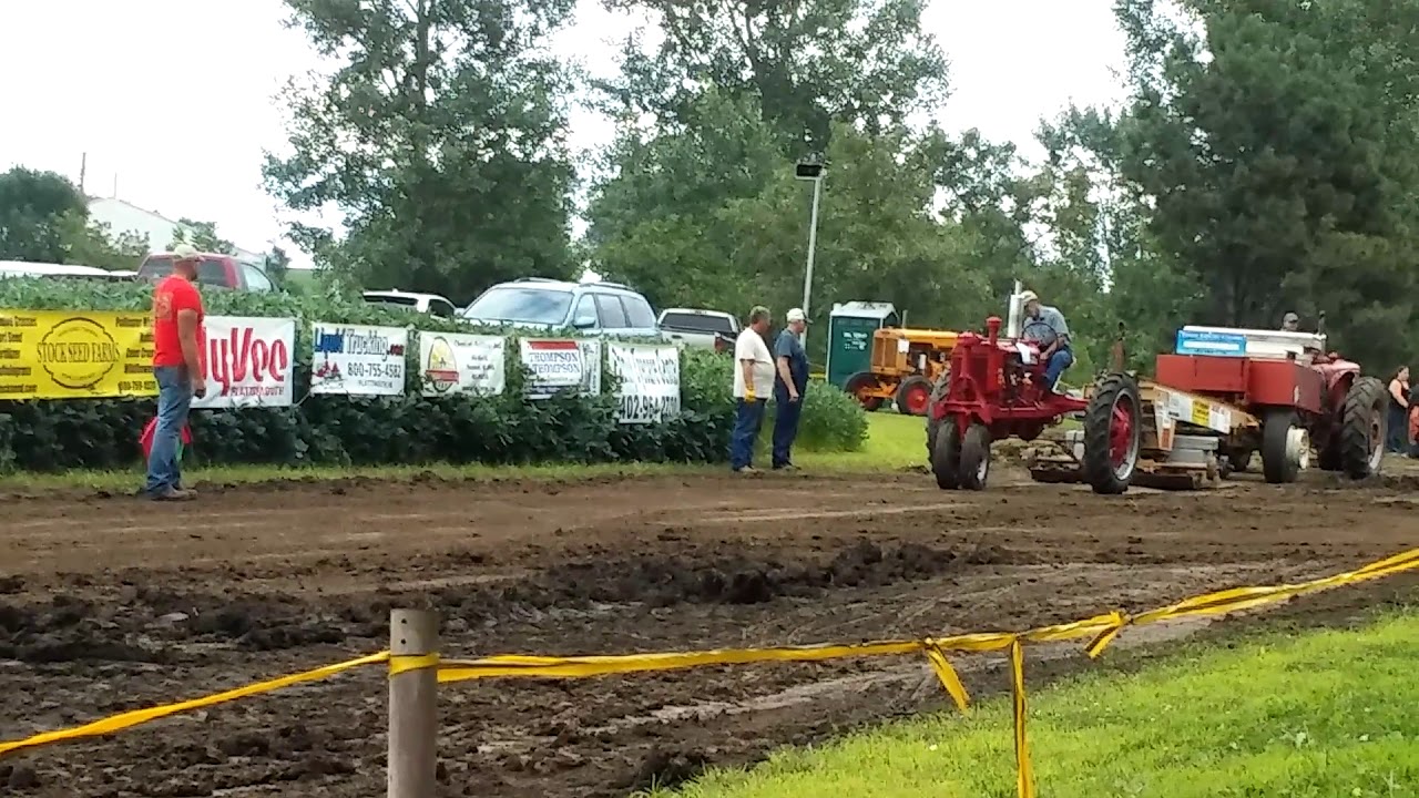 1939 Farmall F20 tractor pulling 4500 classic July 2018 - YouTube