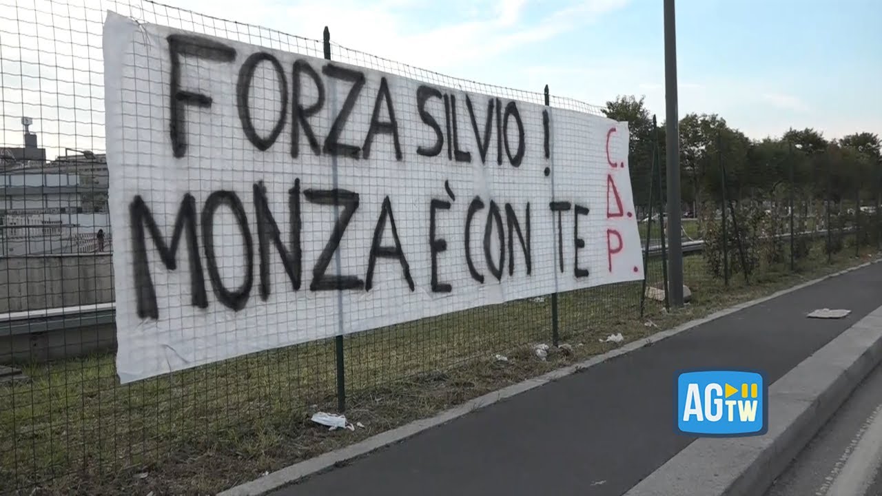 Berlusconi, lo striscione da Monza davanti al San Raffaele - YouTube