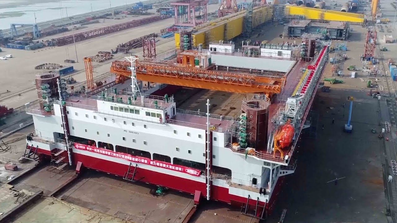 China launches world largest high-precision gravel leveling barge - YouTube