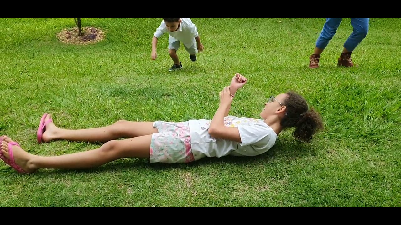 Rolar na grama é divertido - YouTube