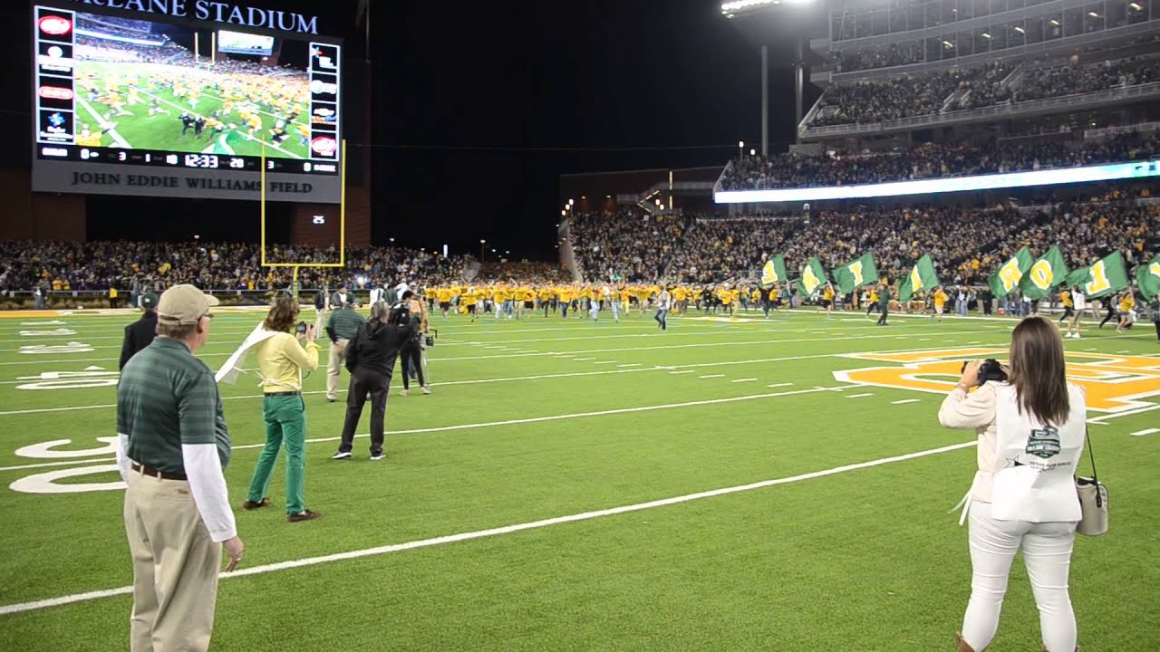 Baylor Freshman rushing the field - YouTube