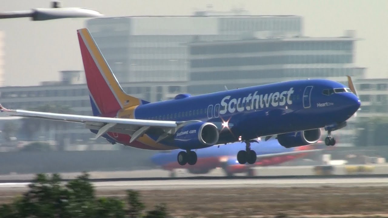 Southwest Airlines 737-800 "Heart One" [N8642E] landing at LAX - YouTube