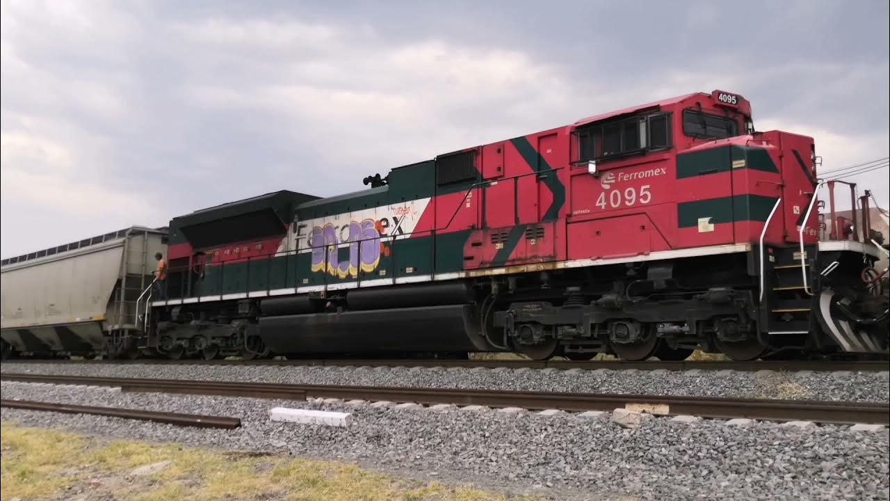 Tren granolero largo y bien cargado llegando a Guadalajara con máquinas remotas. 2020. Ferromex ...