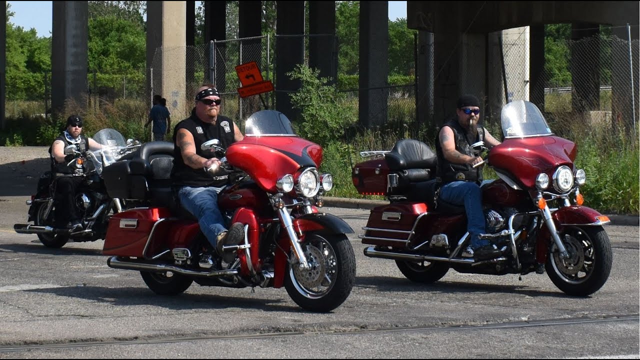 20+ Motorcycle Gang Driving Down Dearborn Street In Front the Delray ...