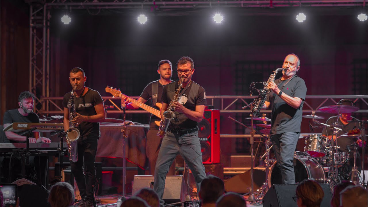 ITALIAN GROOVE COLLECTIVE - JUMP THROUGH HOOPS (Live) - YouTube