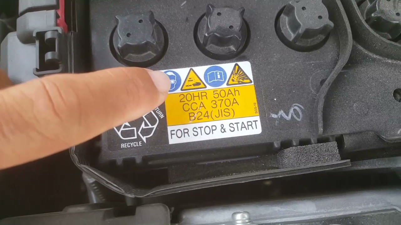 Mazda 2 I-stop + สัญลักษณ์ 3 เหลี่ยมโชว์ ต้องเปลี่ยนแบตเตอรี่ - YouTube