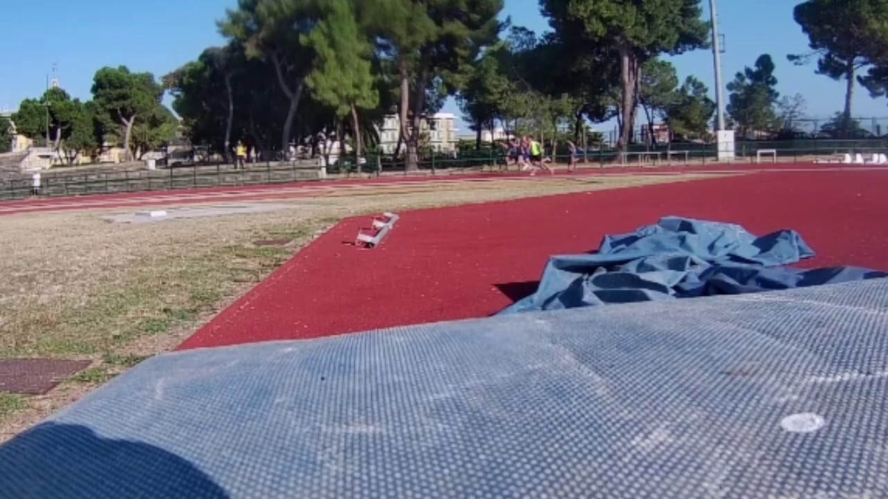 100m: Hamstring injury - YouTube