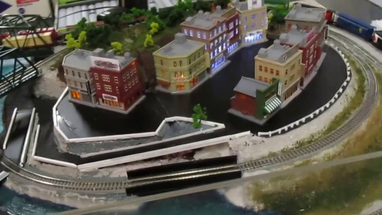 dcc z scale on 2x4 - YouTube