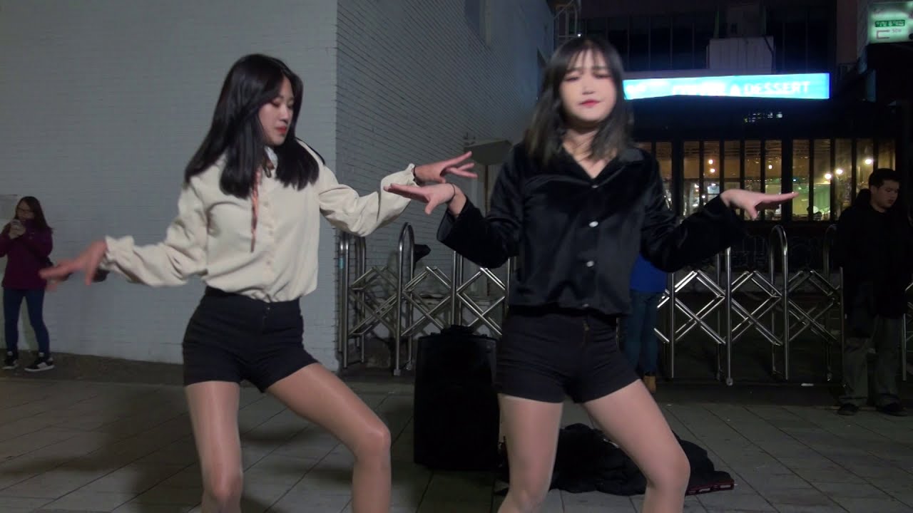 청하의 벌써 12시 여성댄스팀 에이블 A Ble 홍대 걷고싶은 거리 20191202 Youtube