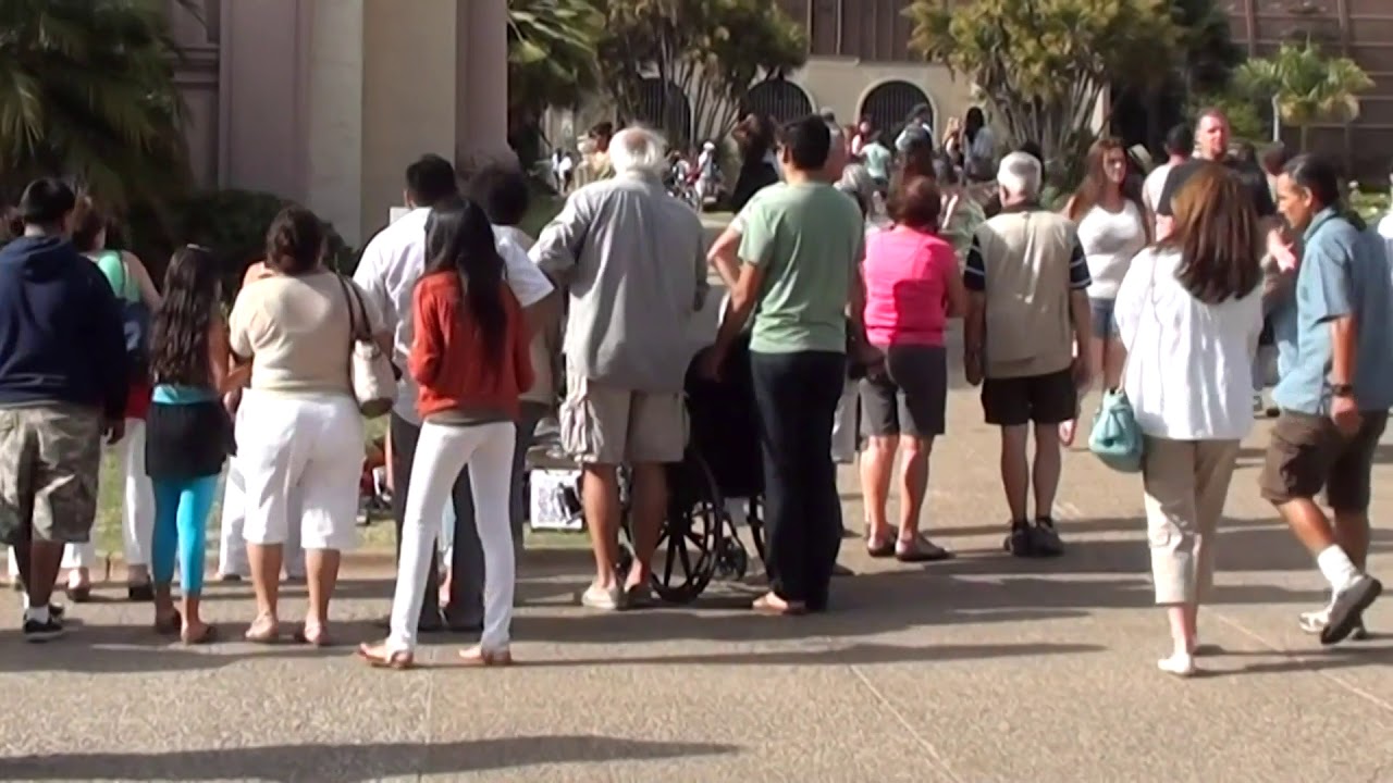 Diane Brunner painting in public - YouTube