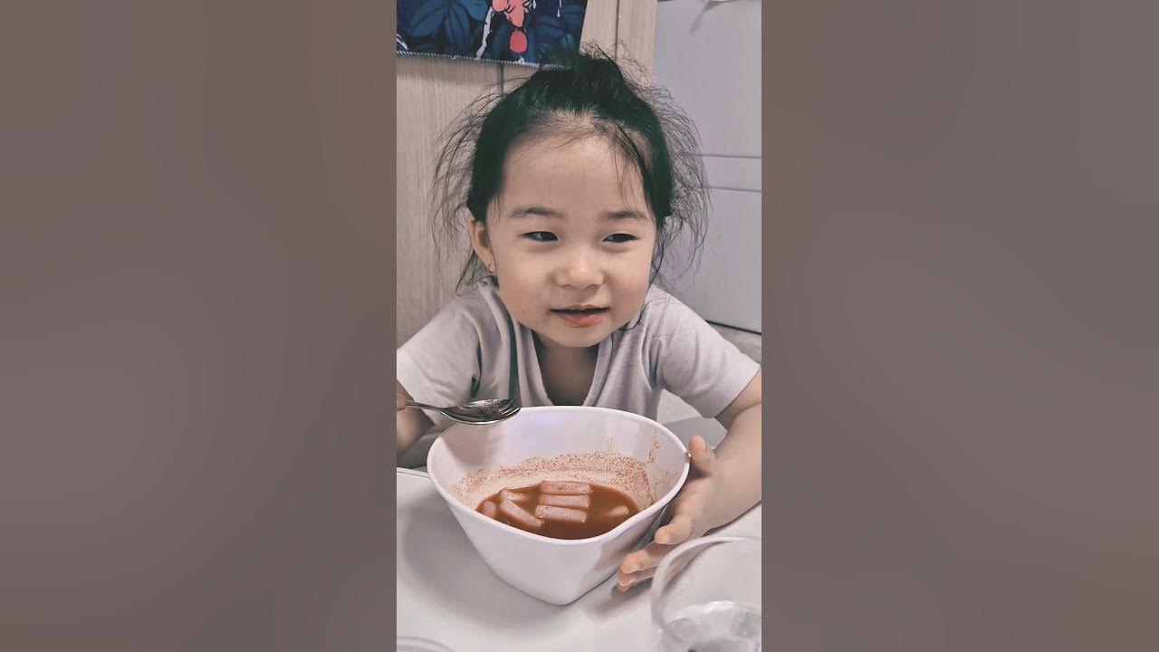 뽀로로 떡볶이 난생 처음 매운맛을 먹어보았다 끝까지 뜨거워서 그런데~ 그녀의 맵부심ㅋㅋㅋㅋㅋㅋㅋㅋ Youtube