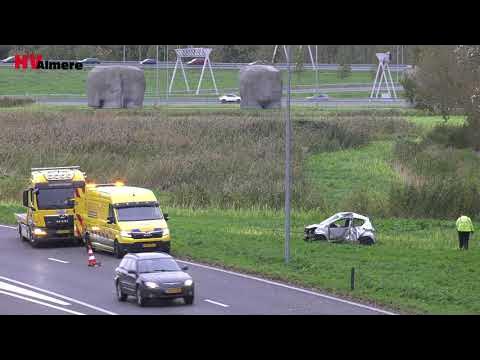 Zwaargewonde bij ongeval op A27 bij knooppunt Almere - YouTube