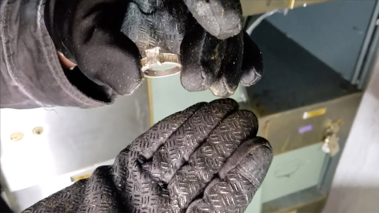 Finding Diamond Ring In Abandoned Safe - YouTube