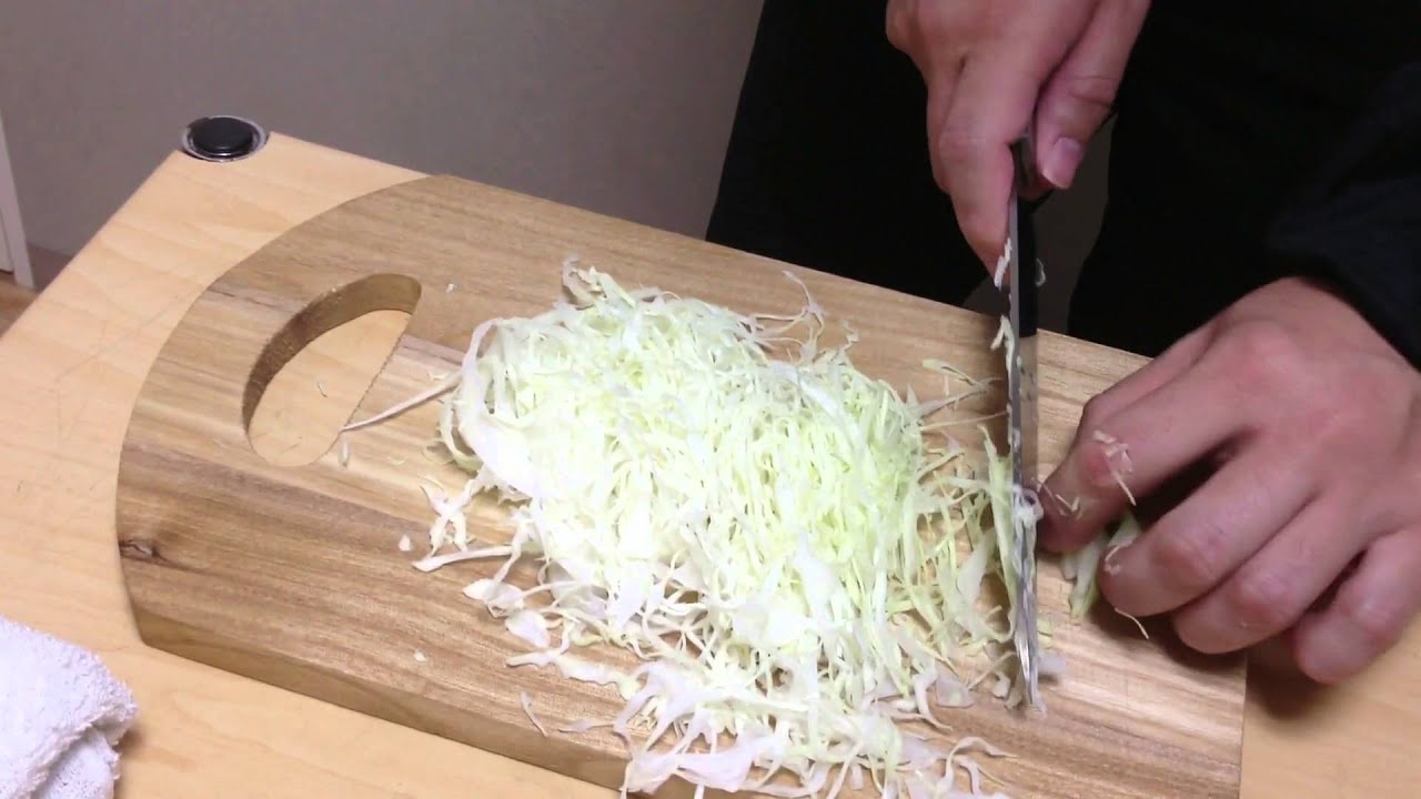 Julienne cabbage キャベツのせん切り（下準備） - YouTube