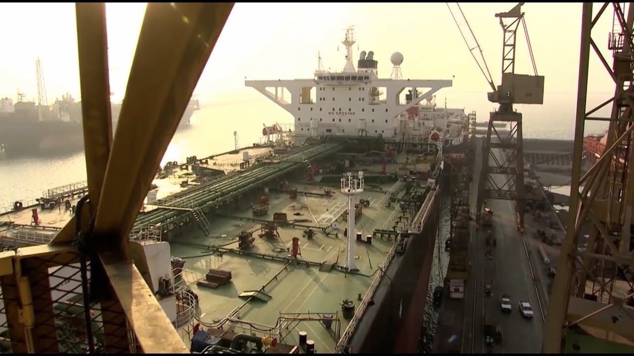 BP Strengthens LNG Shipping Capacity - YouTube