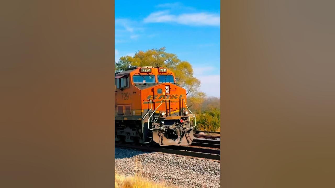 BNSF Intermodal Blasting Through Coal City - YouTube