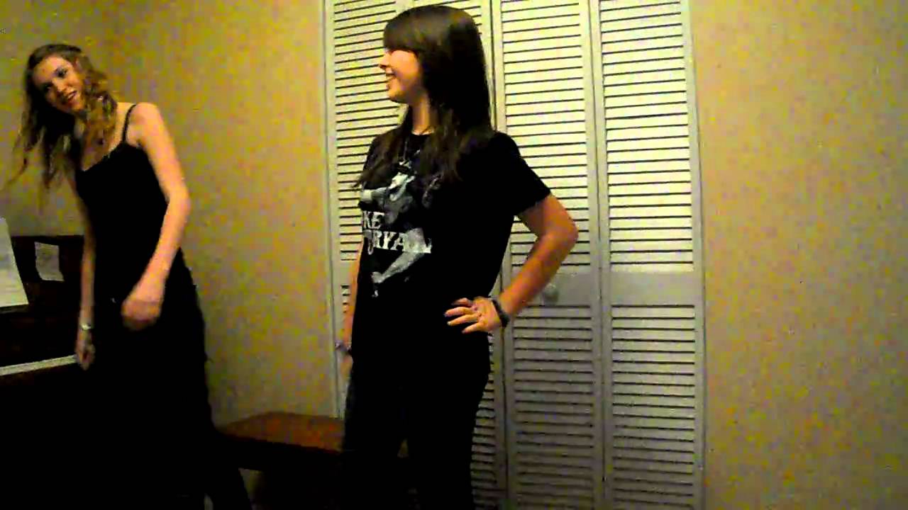 Girls get scared while dancing to Justin Bieber - YouTube