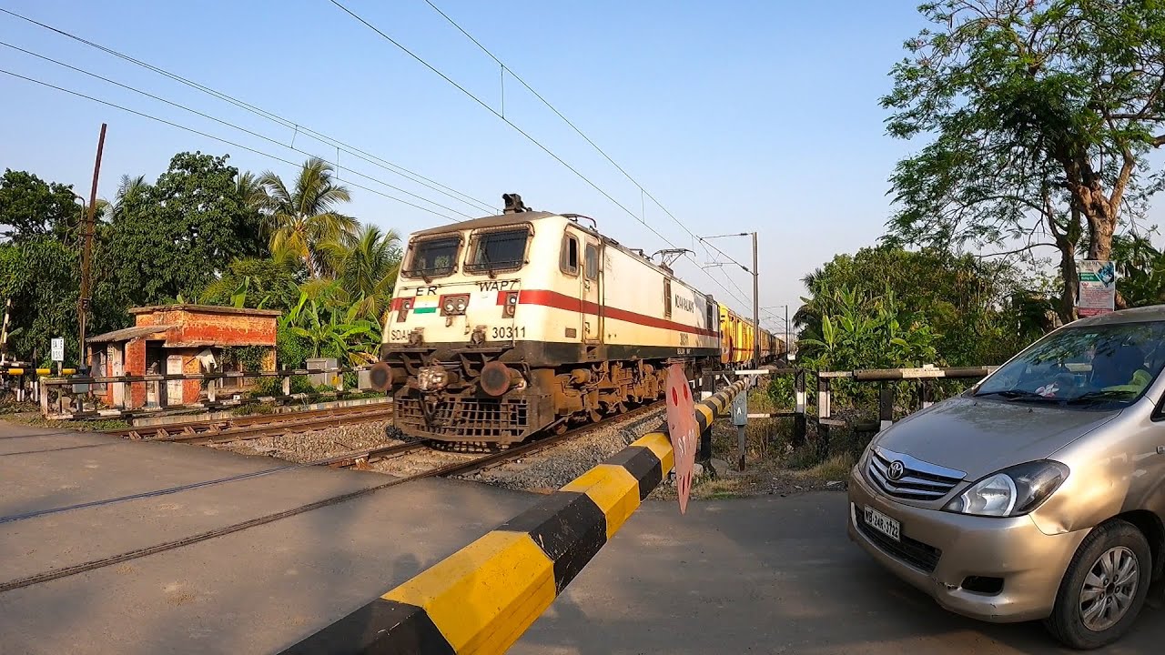 The Ultimate Speed Attacks wap7 Leads Teesta Torsa Express Dangerously Moving Railgate - YouTube