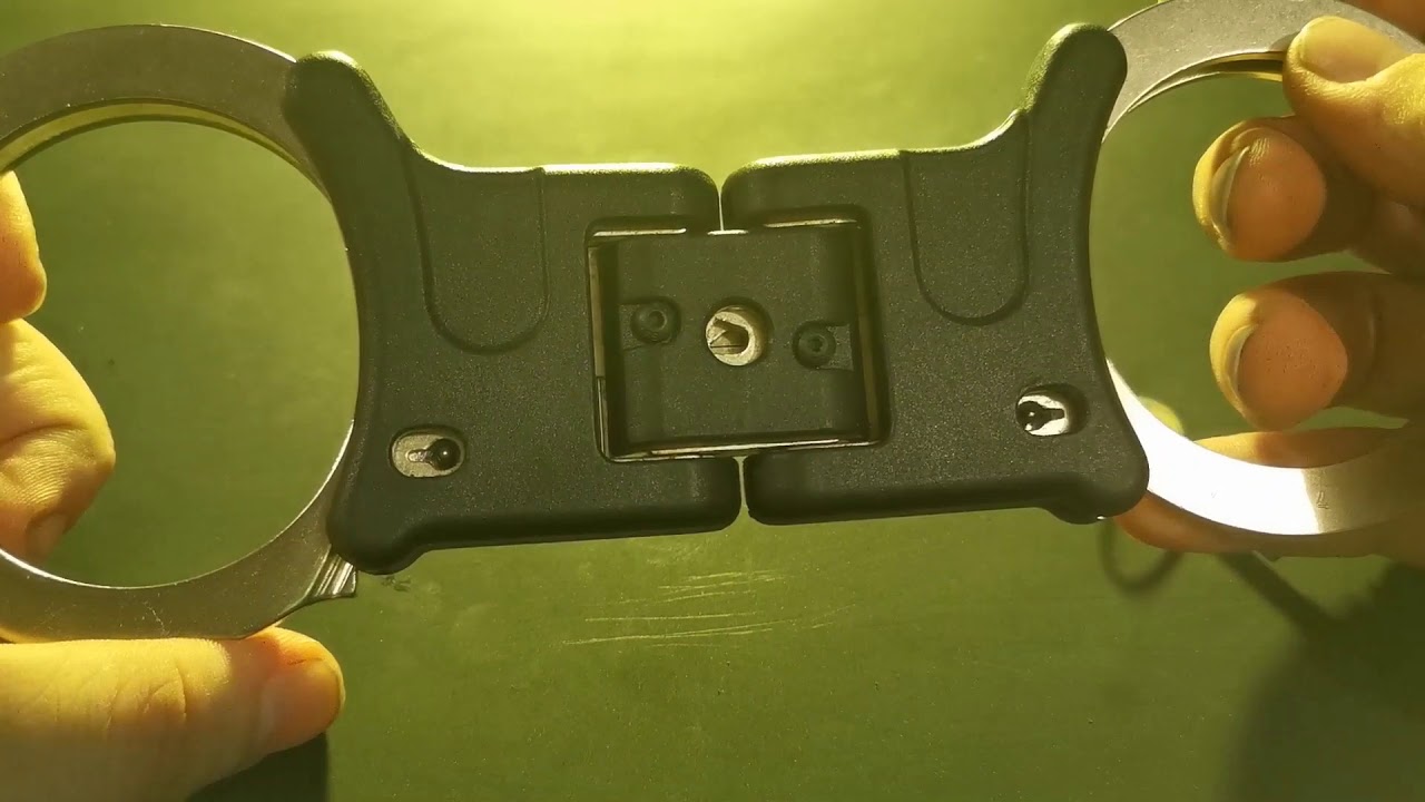 HIATT Folding Rigid Handcuff Escape FAIL. Keyways Facing Wrong Way ...