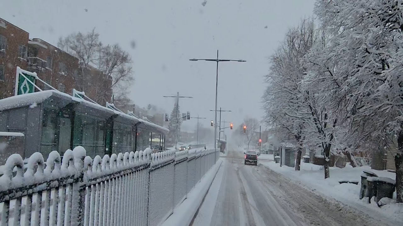 Conduciendo en la Tormenta de nieve en Montréal. Québec. Invierno en ...