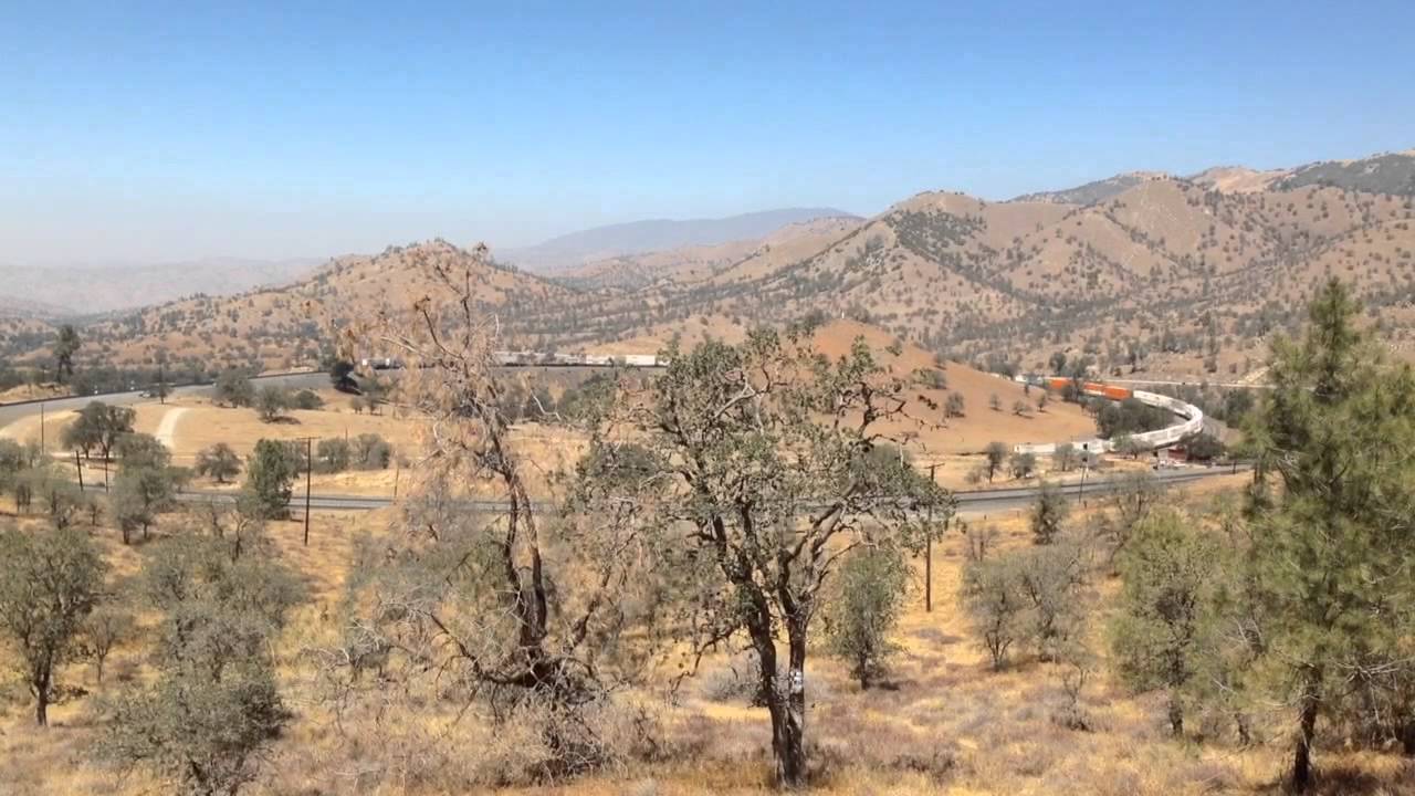 Tehachapi Pass Railroad Loop - YouTube